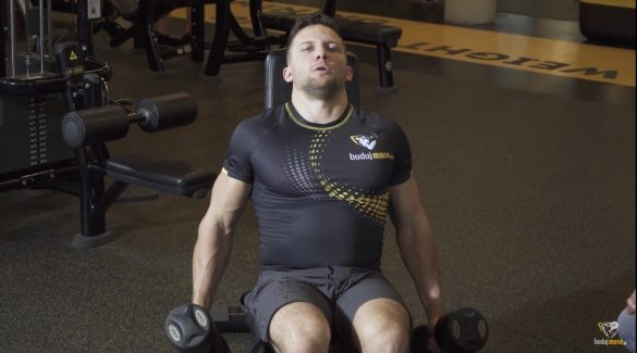 Uginanie ramion z hantlami z supinacją siedząc - BudujMase.pl