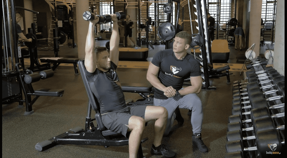 8 najlepszych ćwiczeń na duże barki - BudujMase.pl