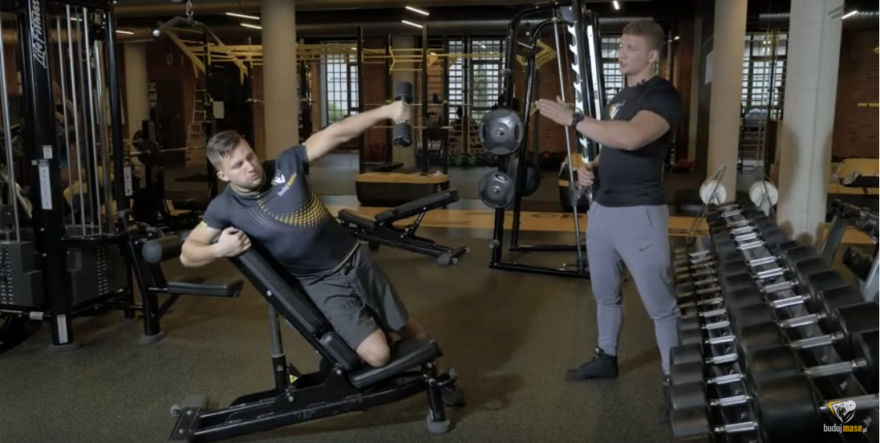 Ćwiczenia na barki - BudujMase.pl