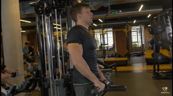 Uginanie ramion z hantlami z pronacją stojąc - BudujMase.pl