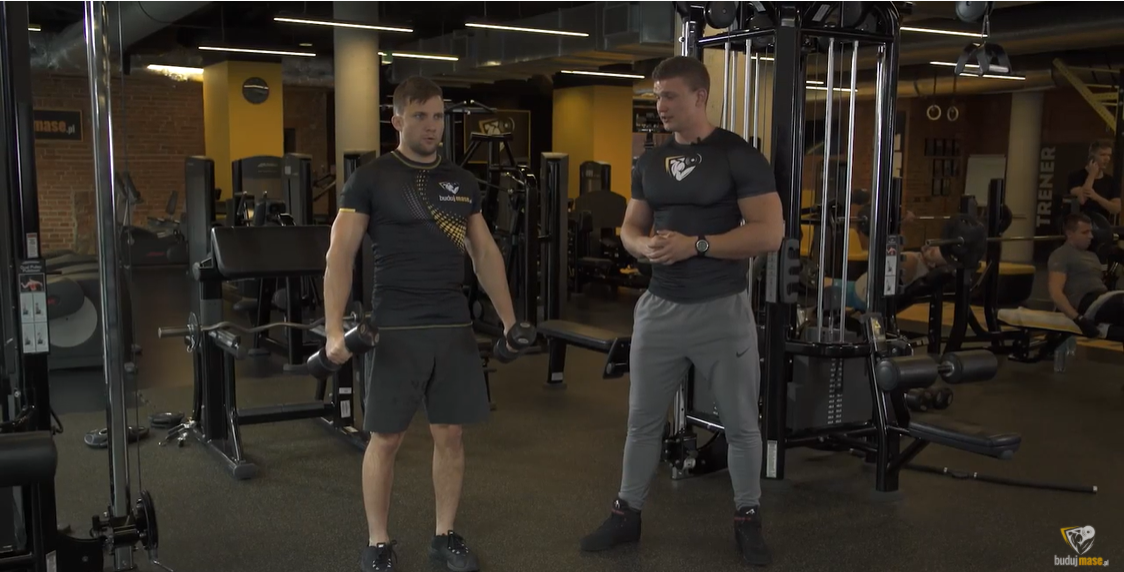 Uginanie ramion z hantlami z supinacją stojąc - BudujMase.pl