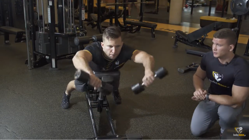 Unoszenie ramion przed siebie z hantlami na ławce dodatniej - BudujMase.pl