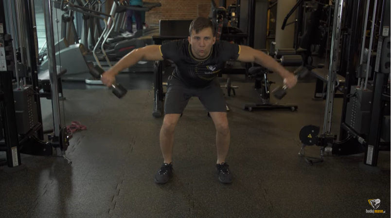 Unoszenie ramion z hantlami na boki w opadzie tułowia - BudujMase.pl