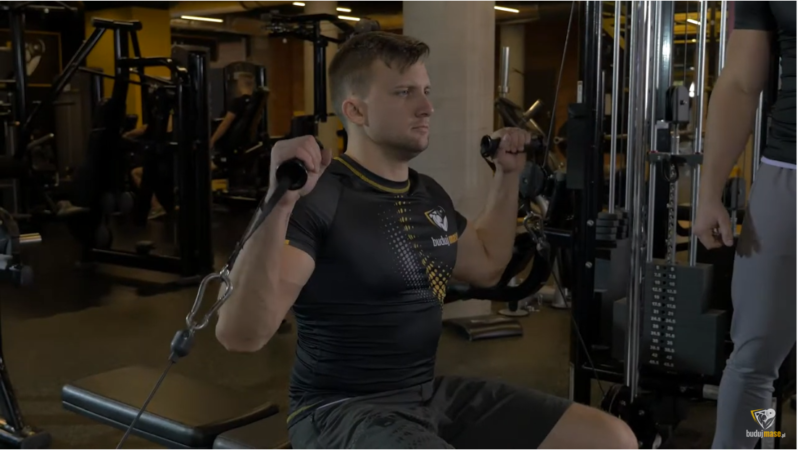 Ćwiczenia na barki - BudujMase.pl